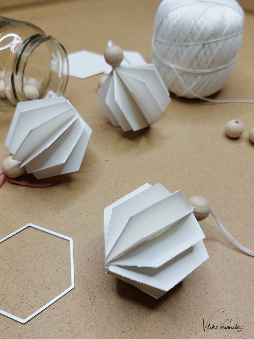 Weihnachtsdeko aus Papier - V LIKE VERONIKA | DIY. UPCYCLING. BASTELN ...